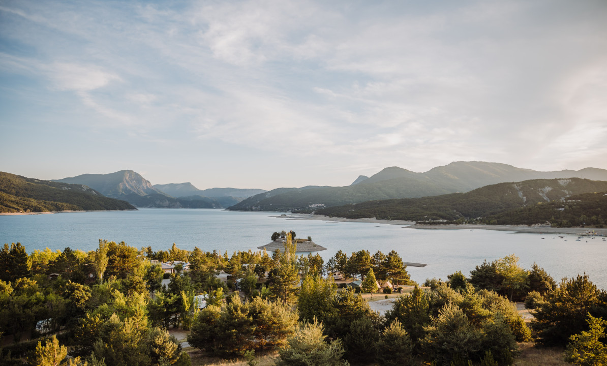 Camping La Presqu'île au lac de Serre-Ponçon [Hautes-Alpes]